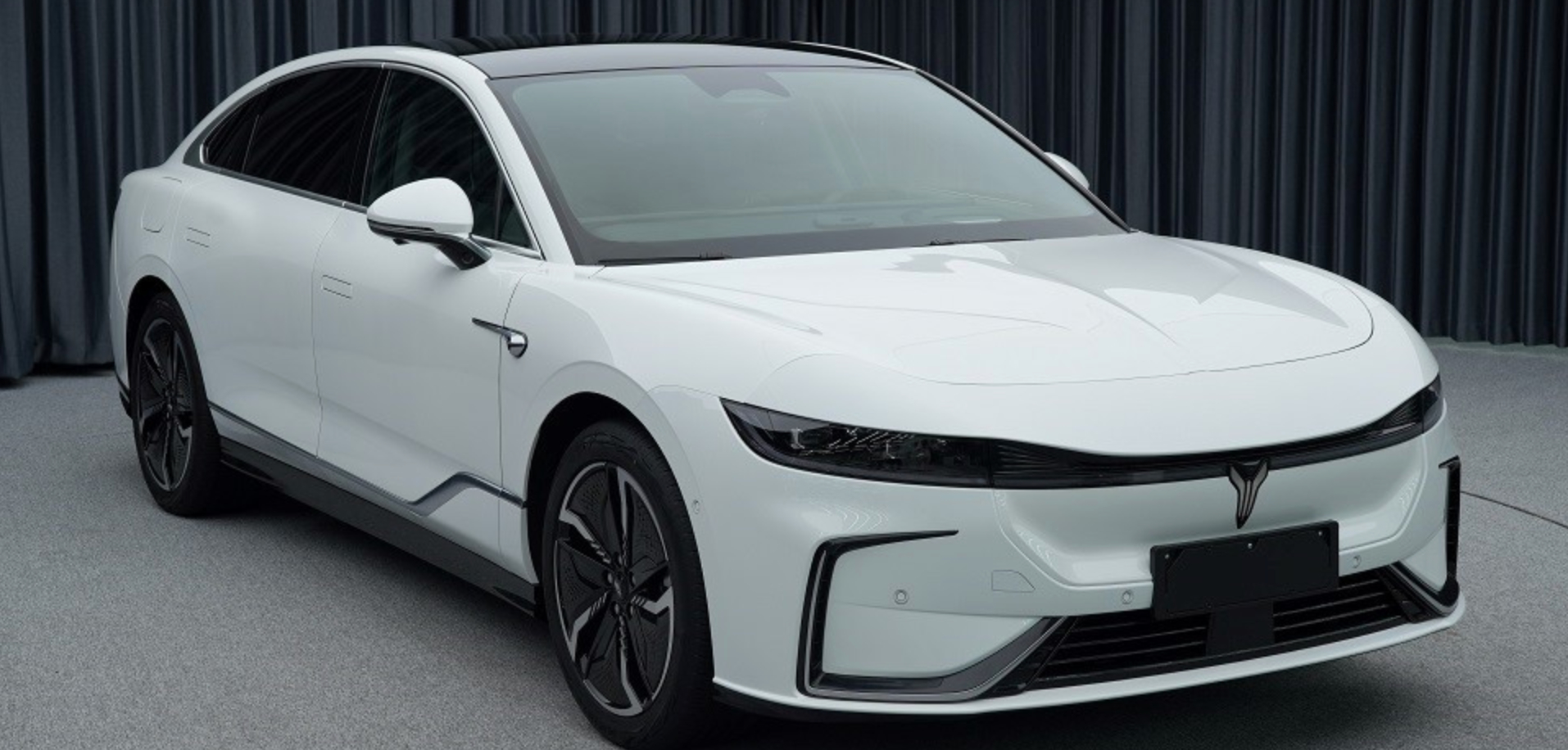 岚图轿车「追光」登录工信部，对标 ET7，或采用软包电池 - 42 号车库