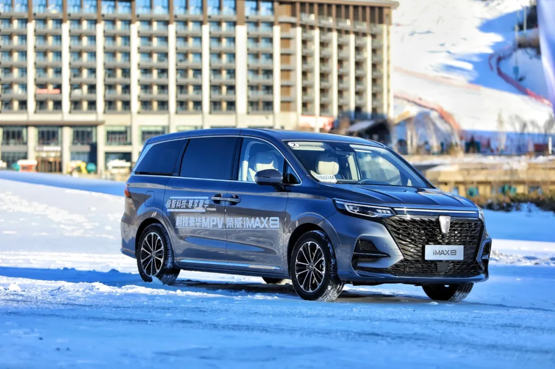 一款有 「魔吧」 MPV，荣威 iMAX8 要和 GL8 抢蛋糕？ - 42 号车库